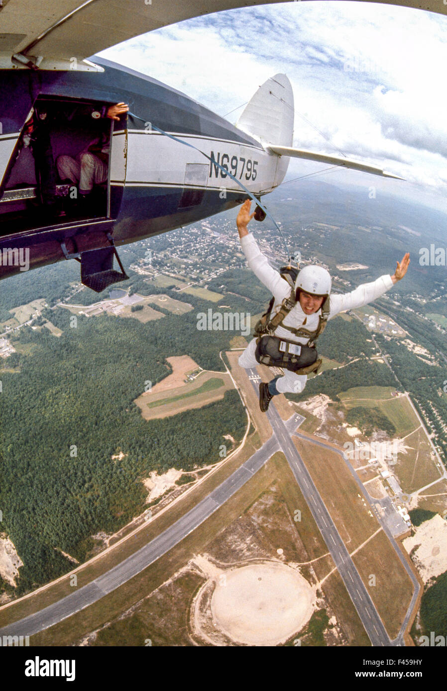 Man jumping from airplane High Resolution Stock Photography and Images ...
