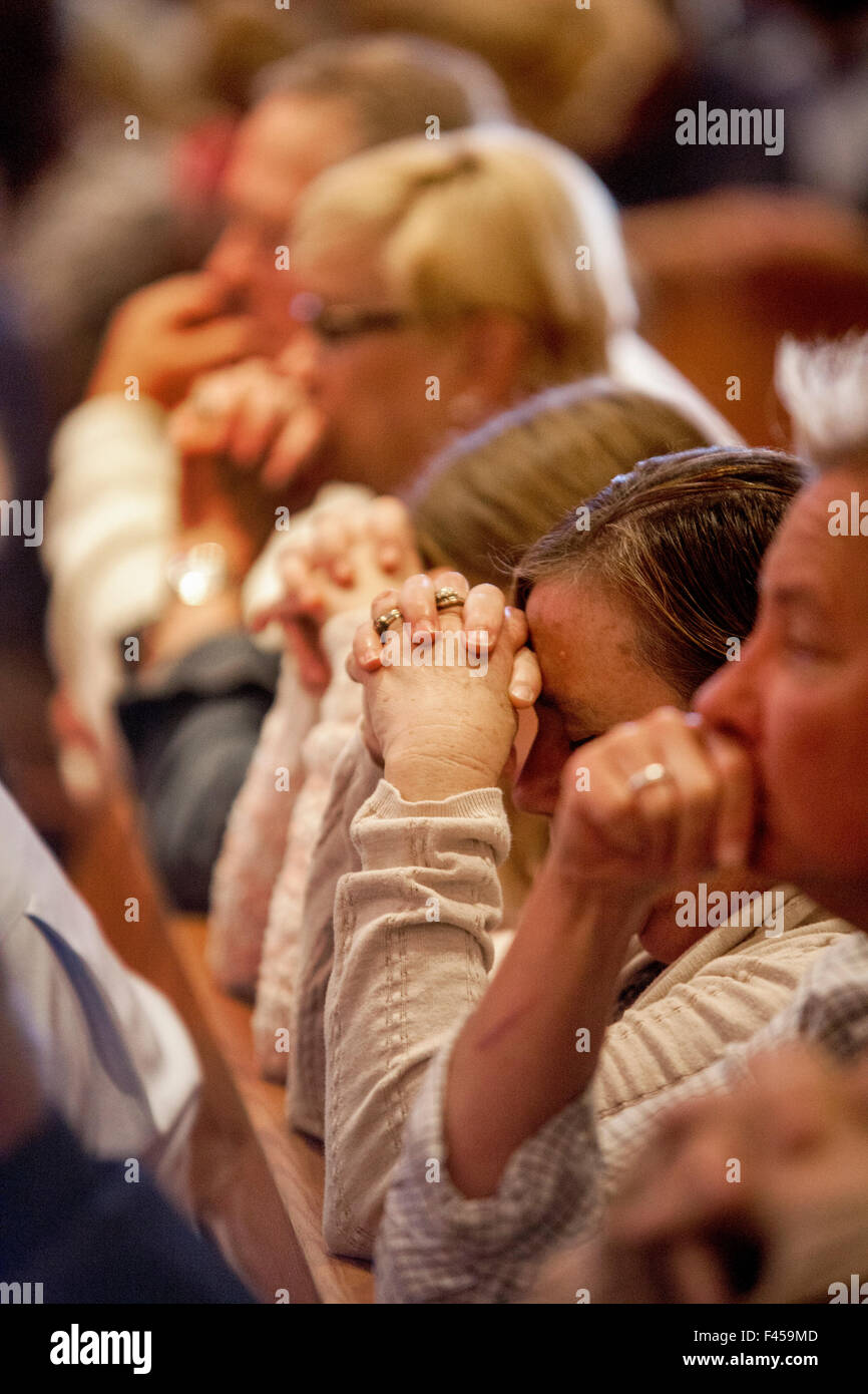 Parishioners pray at mass at a Laguna Niguel, CA, Catholic church Stock ...