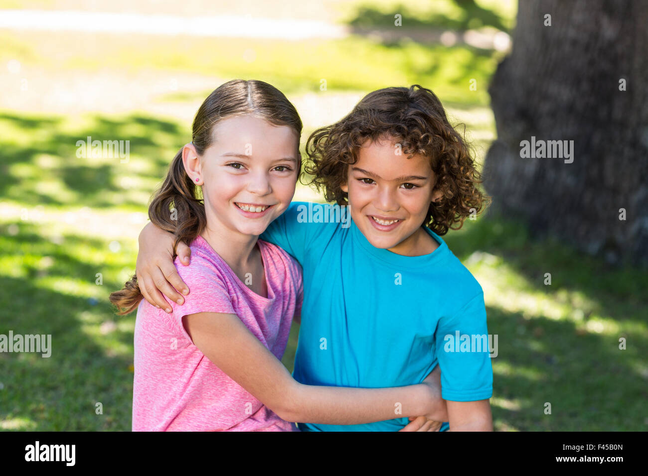 Siblings smiling hi-res stock photography and images - Alamy