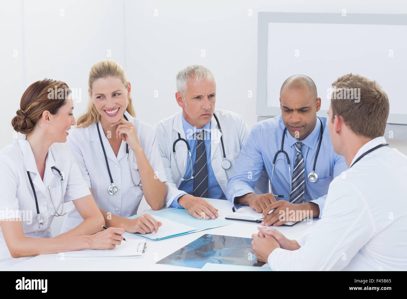 Team of doctors having a meeting Stock Photo - Alamy