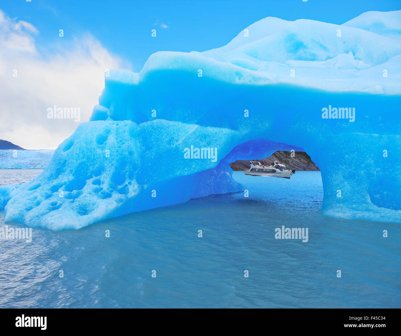 Cold water iceberg hi-res stock photography and images - Alamy