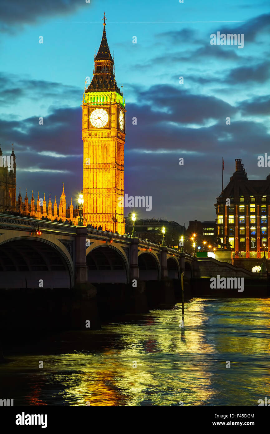 The Elizabeth Tower At Night Stock Photos & The Elizabeth Tower At ...