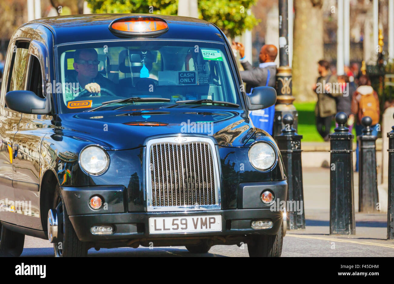 Famous london black cab hi-res stock photography and images - Alamy