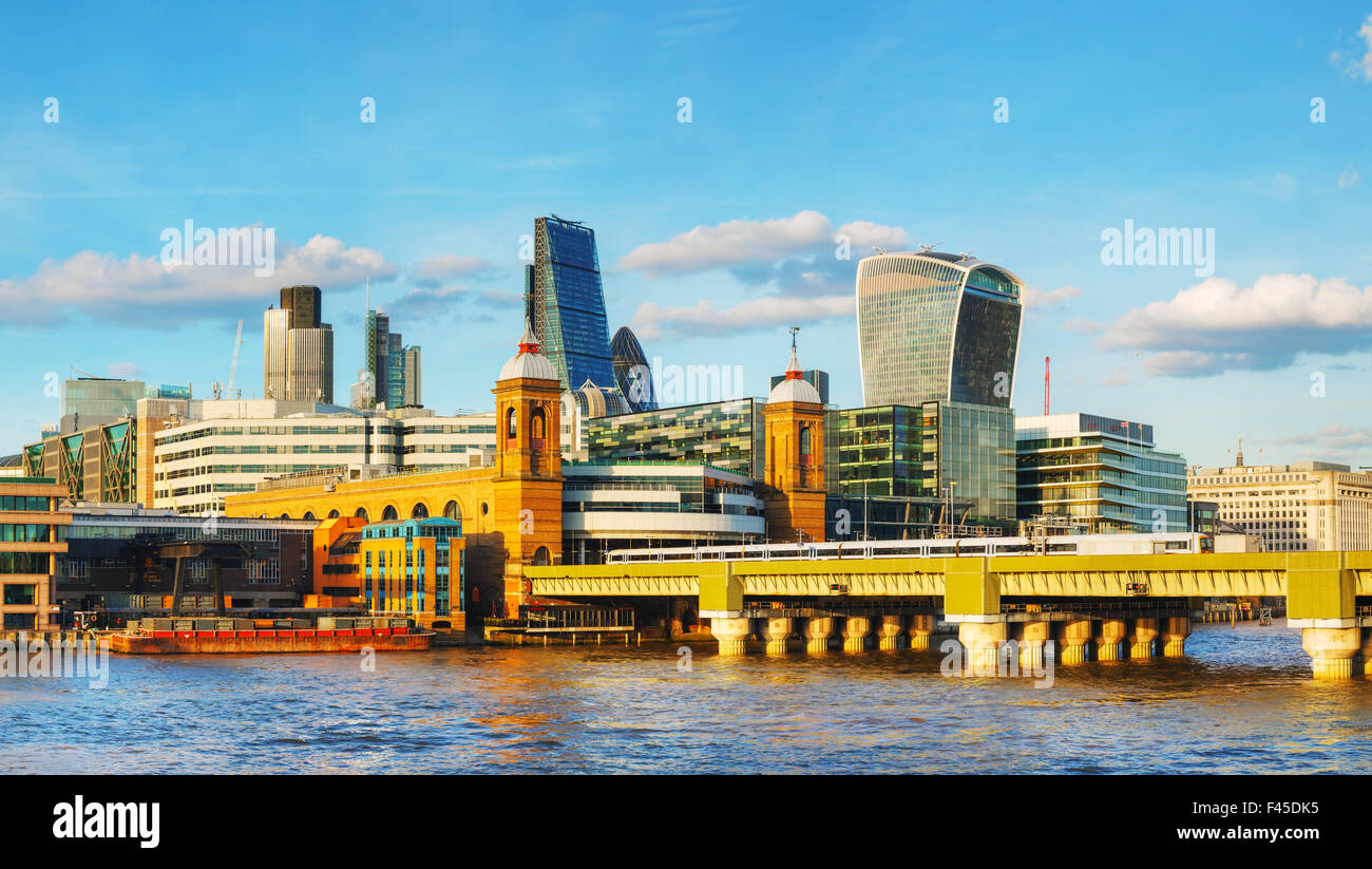 The city district financial london hi-res stock photography and images ...