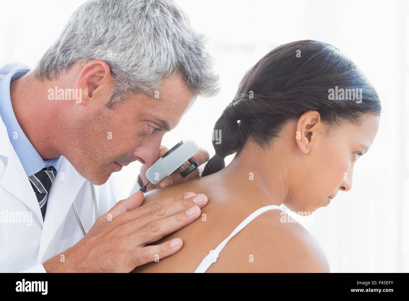 Doctor visiting patient in hospital Stock Photo - Alamy