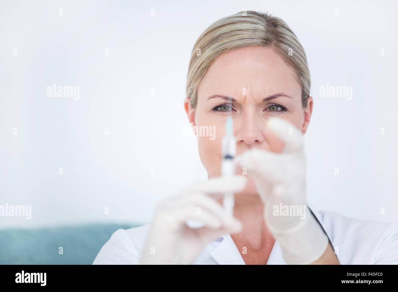 Doctor preparing syringe Stock Photo - Alamy