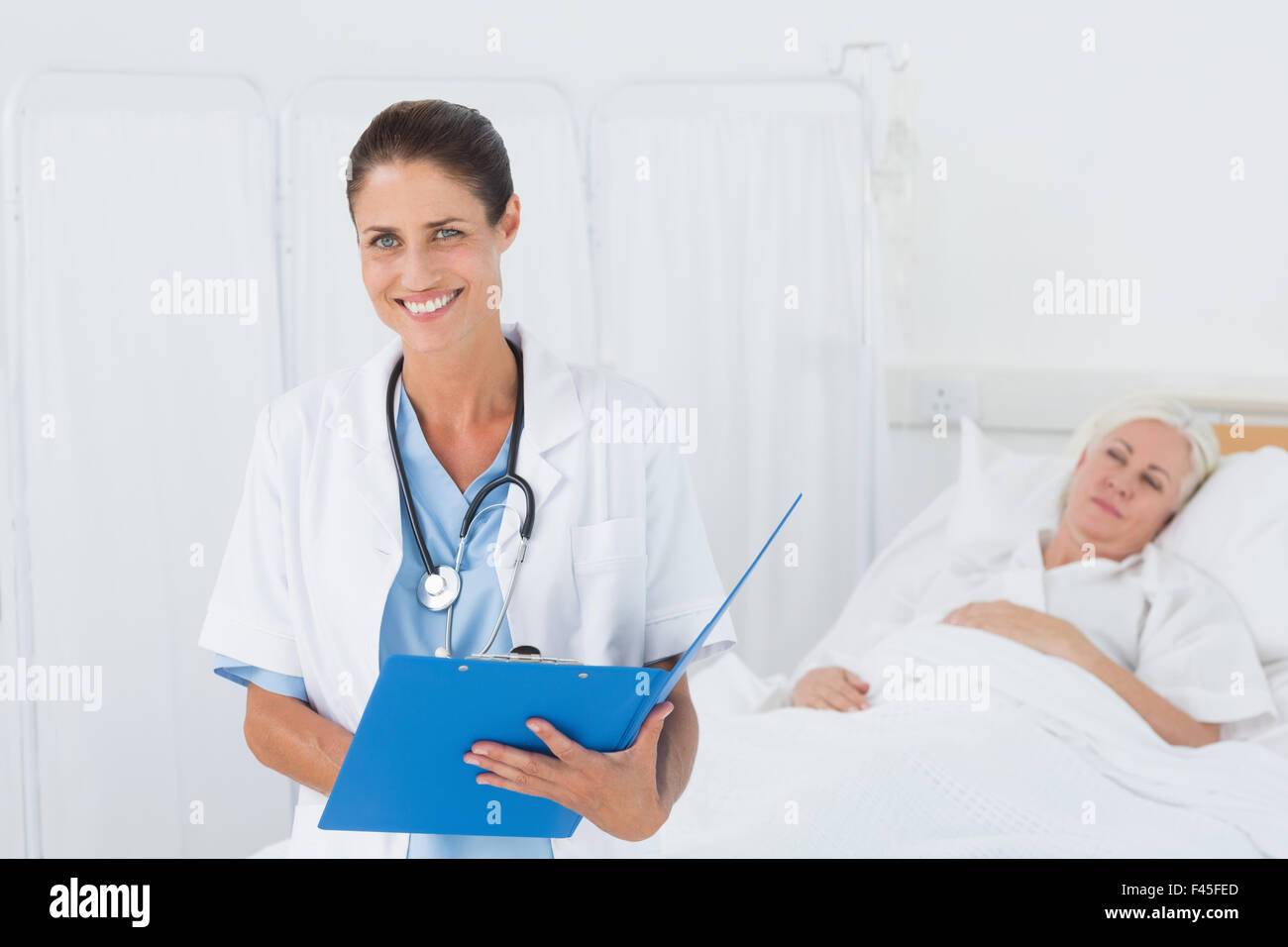 Doctor explaining report to female patient Stock Photo - Alamy