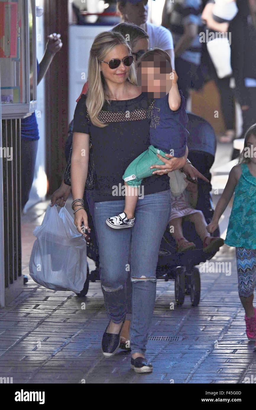 Sarah Michelle Gellar out to lunch with a family Featuring: Sarah ...