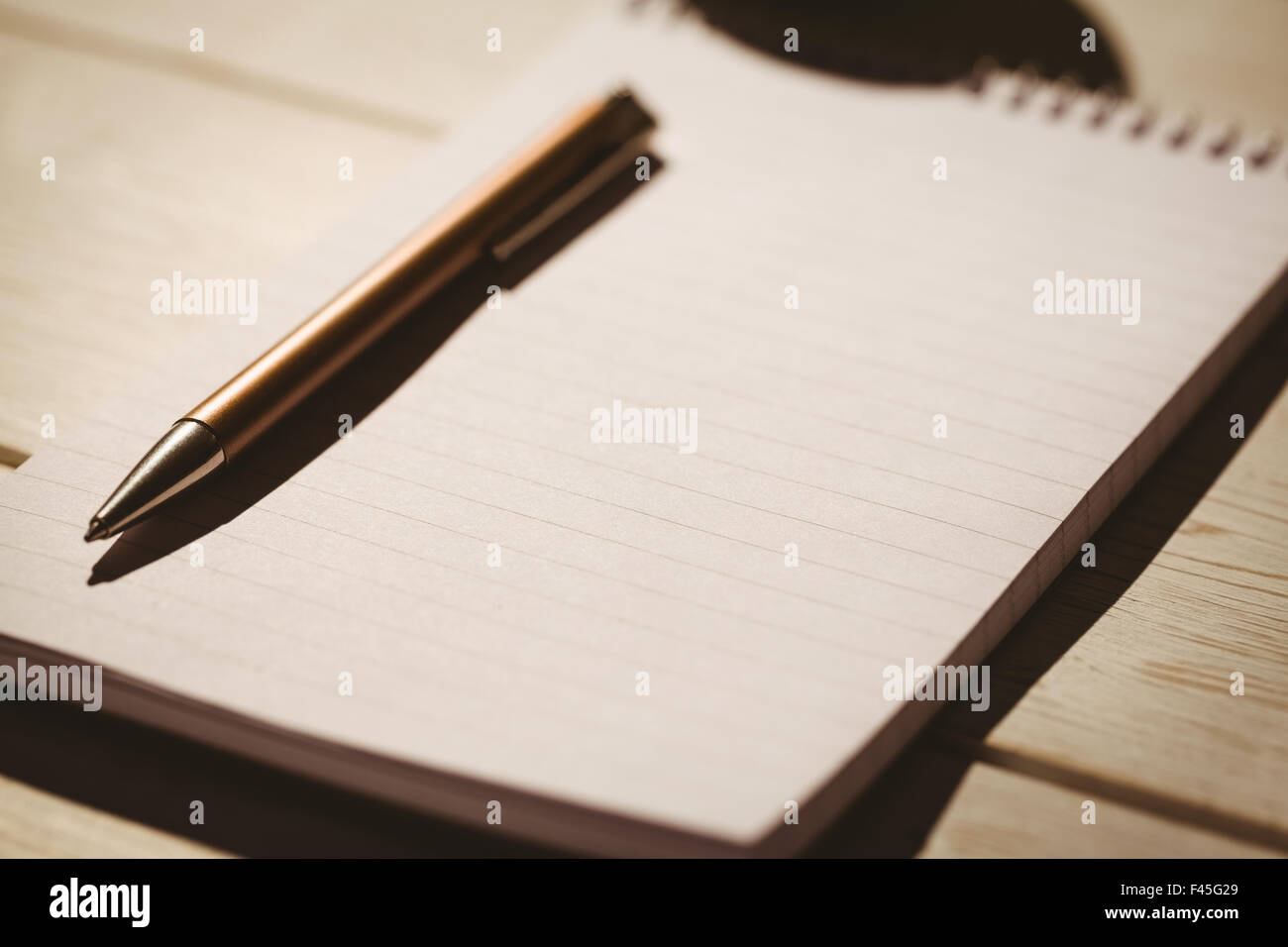 Empty notepad with pen Stock Photo - Alamy