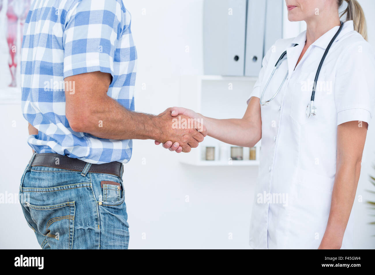 Patient shaking hands with doctor Stock Photo - Alamy