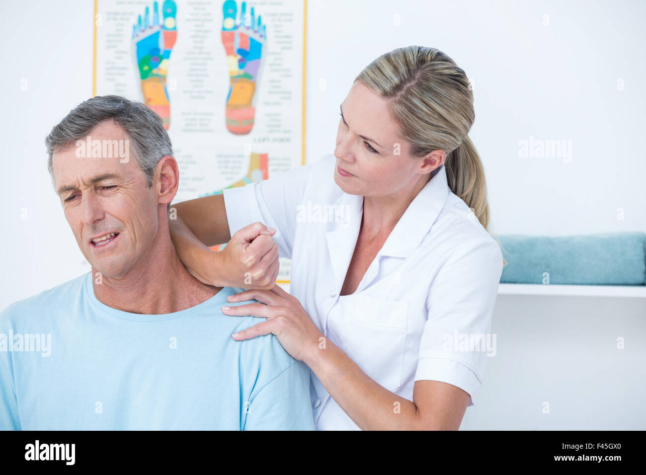 Doctor stretching her patient neck Stock Photo - Alamy
