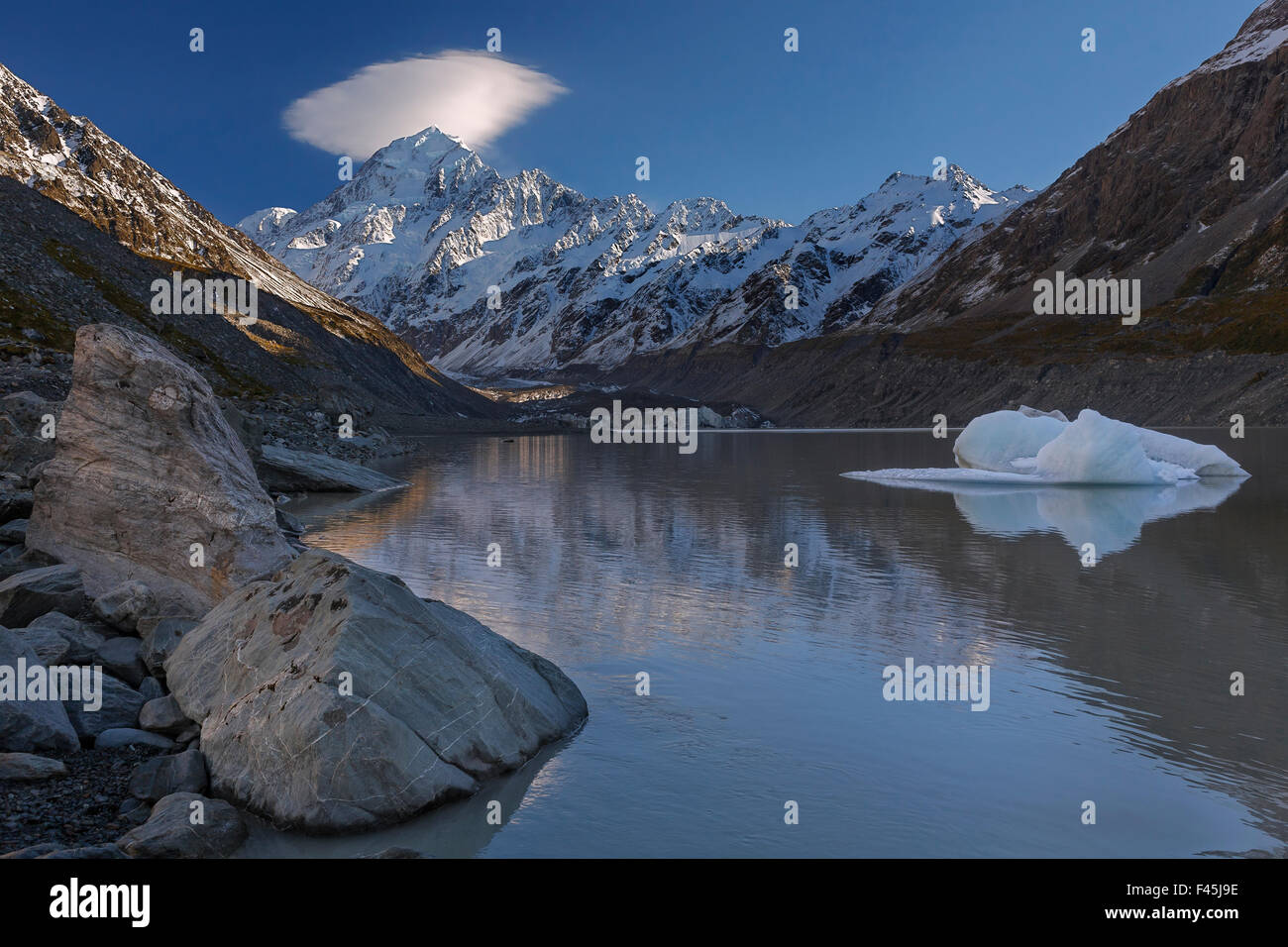 Mount Cook / Aoraki (height 3754m) with cap cloud forming, above the ...