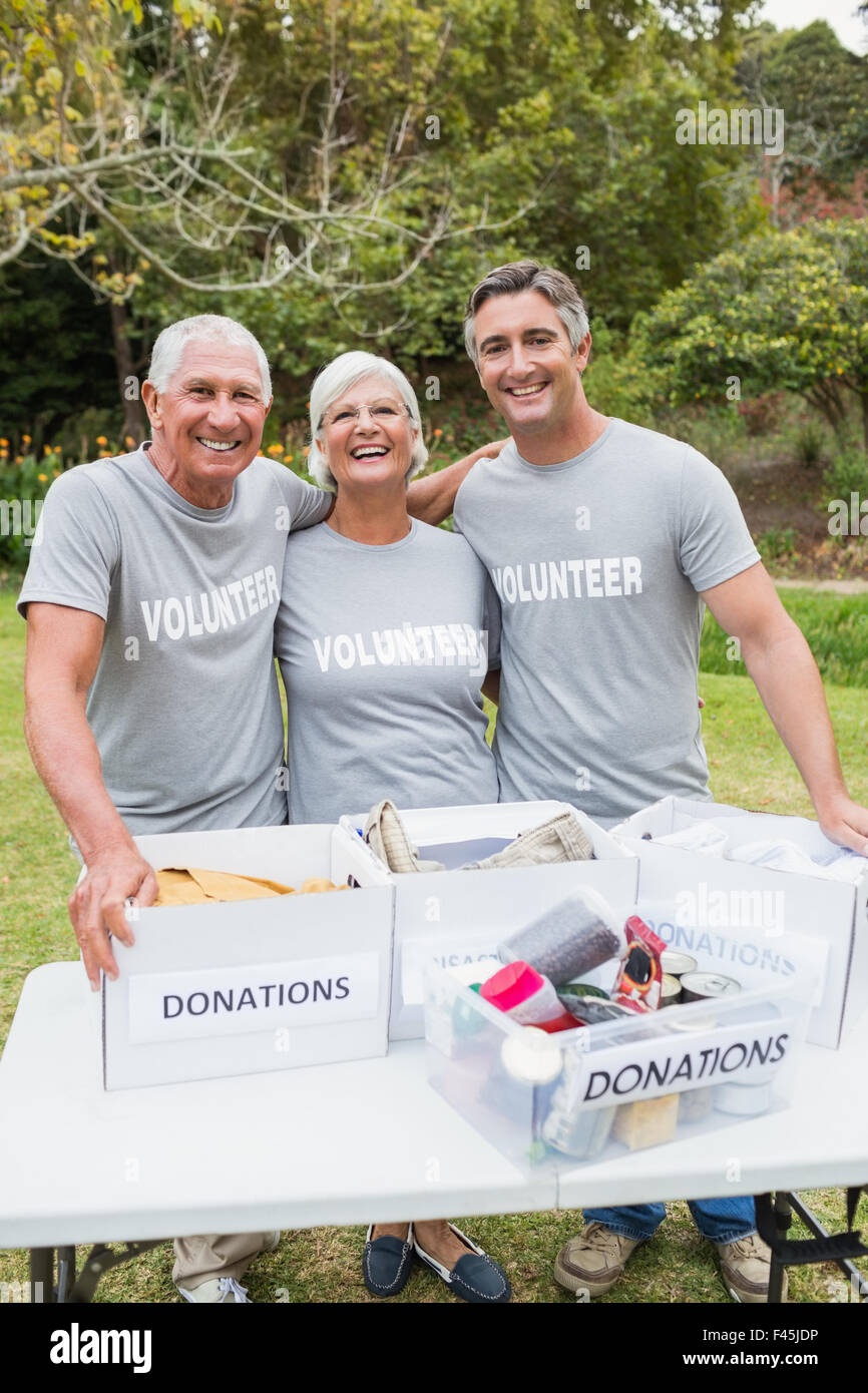 Family volunteer activity hi-res stock photography and images - Alamy