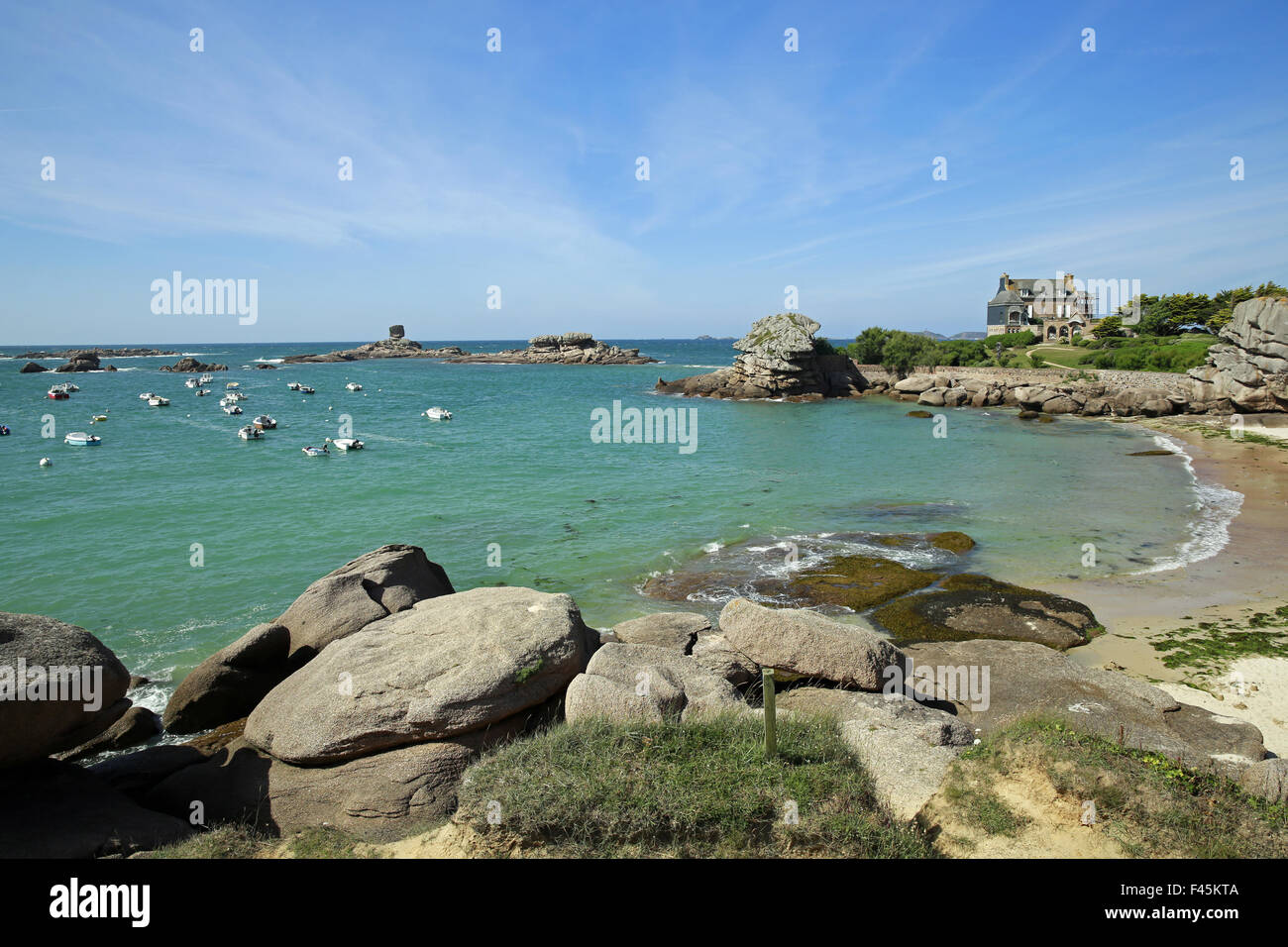Rocks in bay hi-res stock photography and images - Alamy