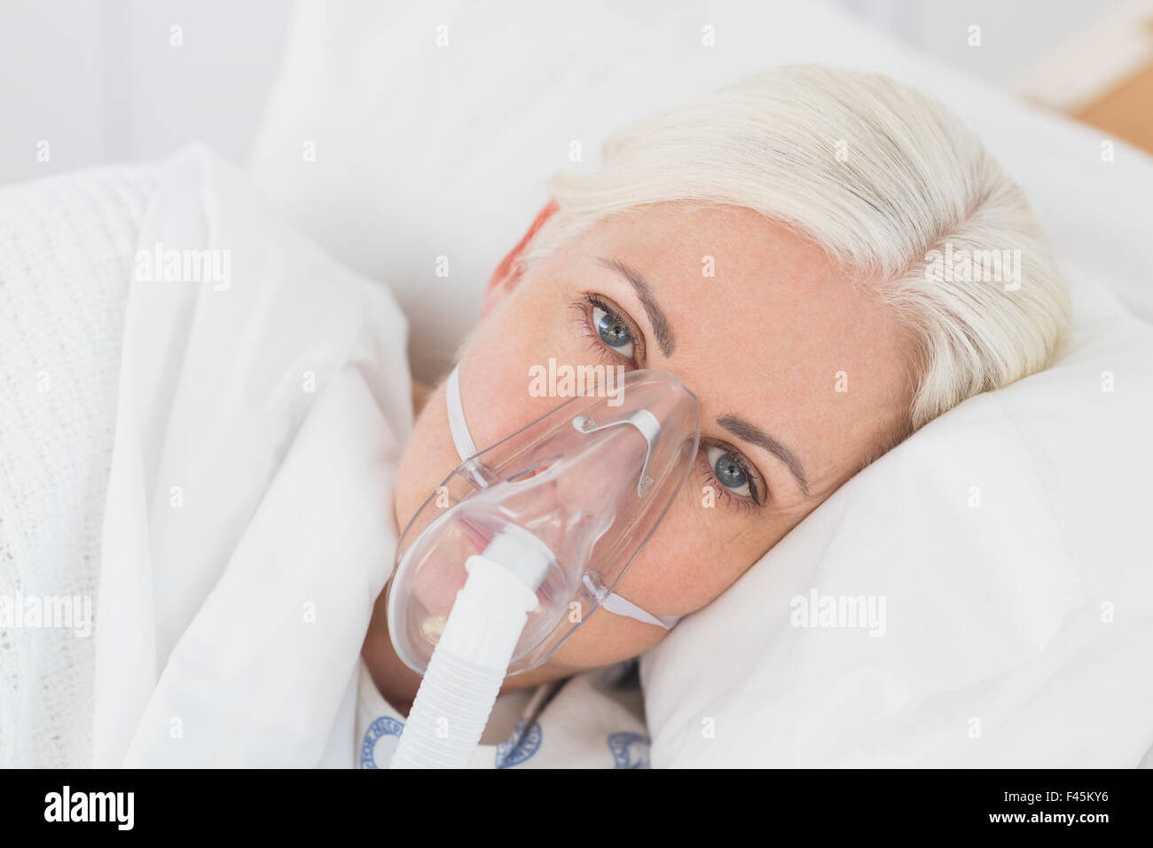 Patient oxygen mask hi-res stock photography and images - Alamy