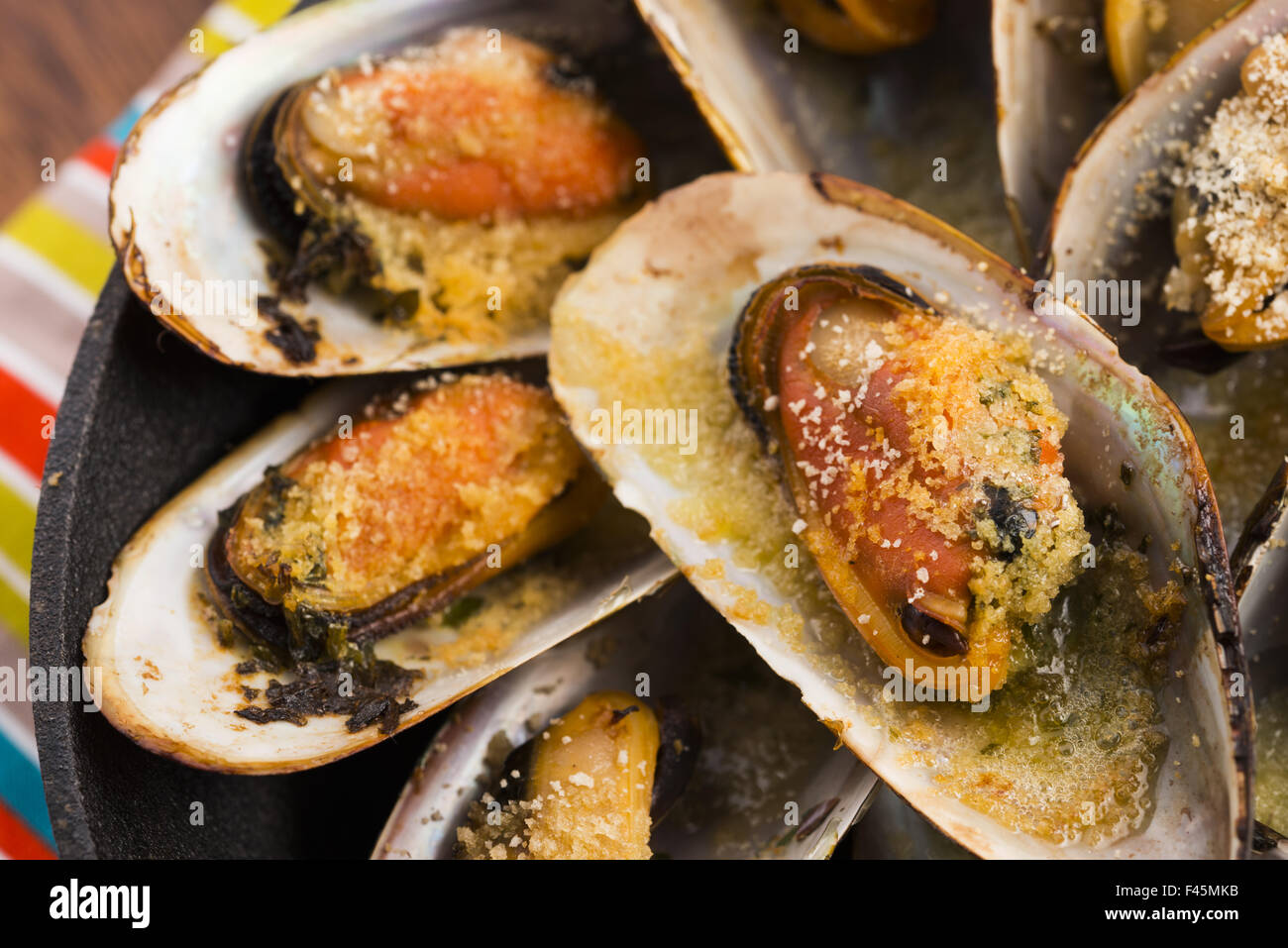 Clams cooked beach hi-res stock photography and images - Alamy