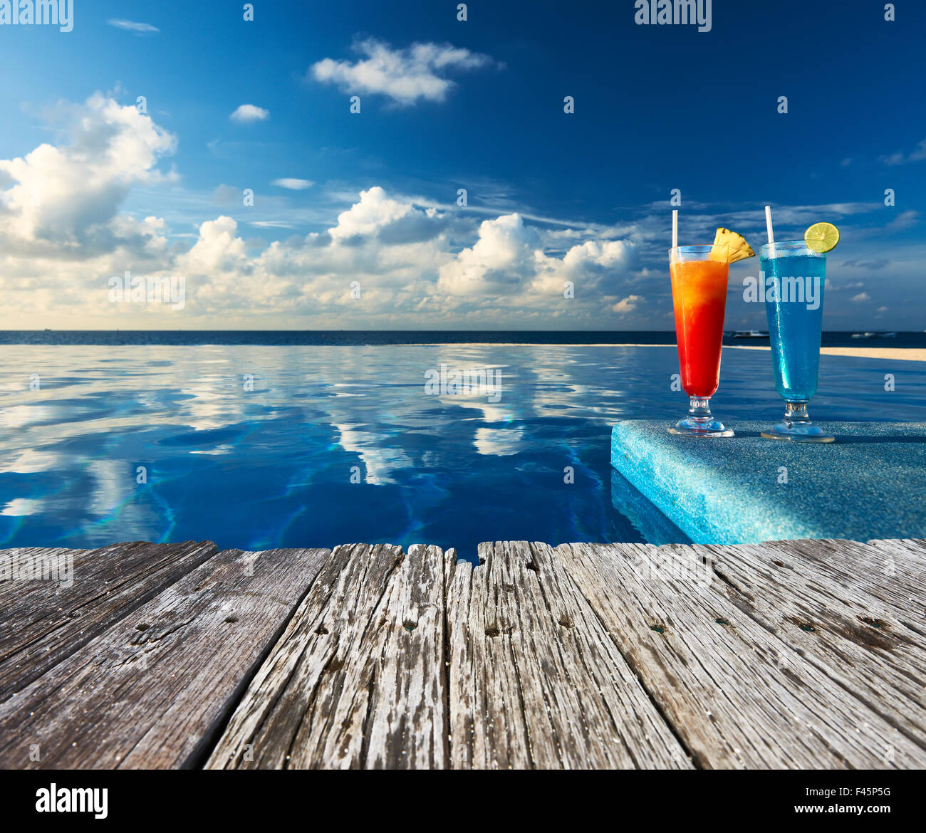 Cocktails near swimming pool Stock Photo - Alamy