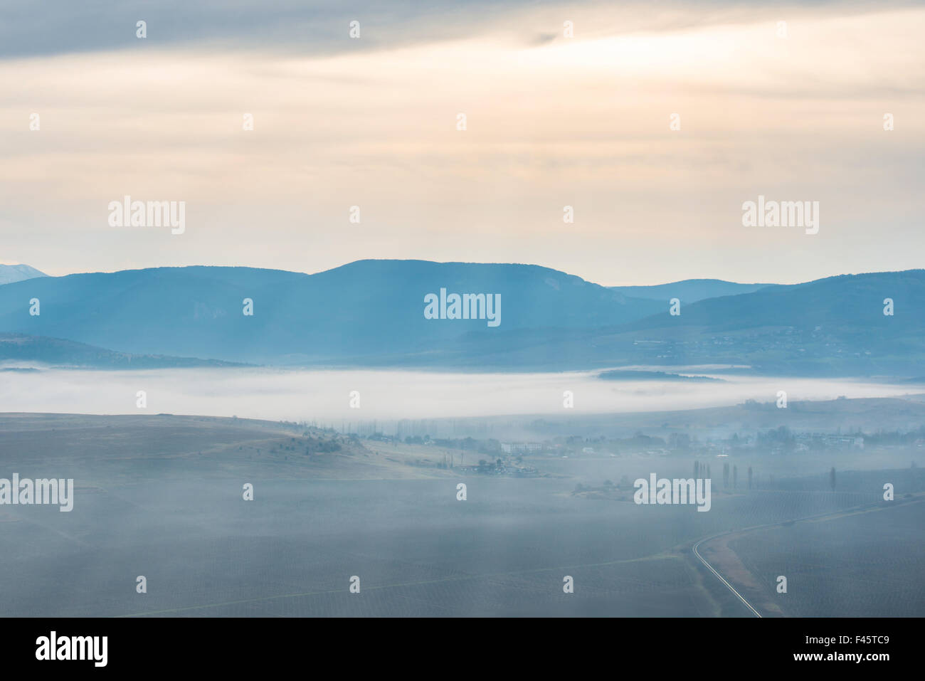 Mist covered scenery hi-res stock photography and images - Alamy