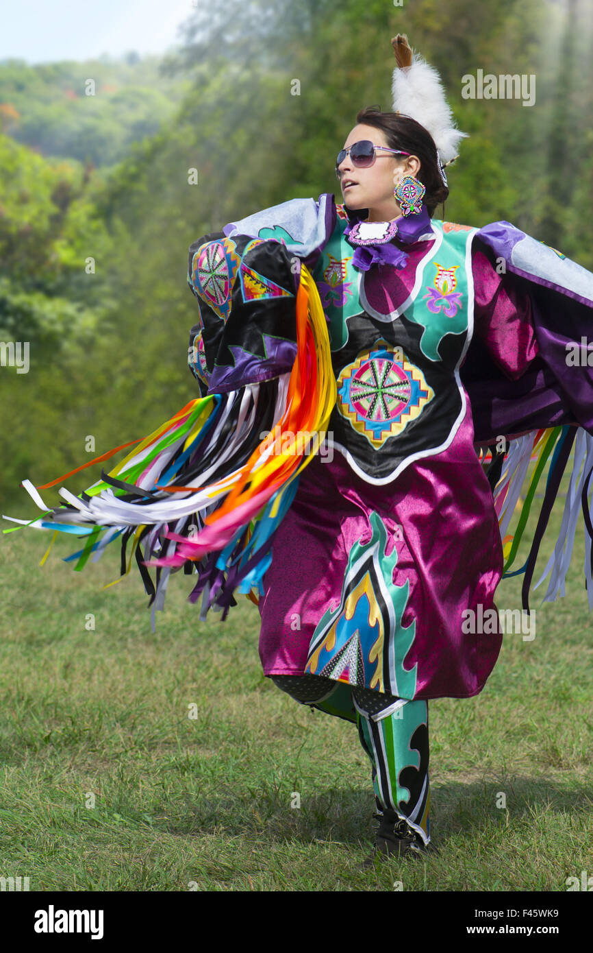 Native dancer woman hi-res stock photography and images - Alamy