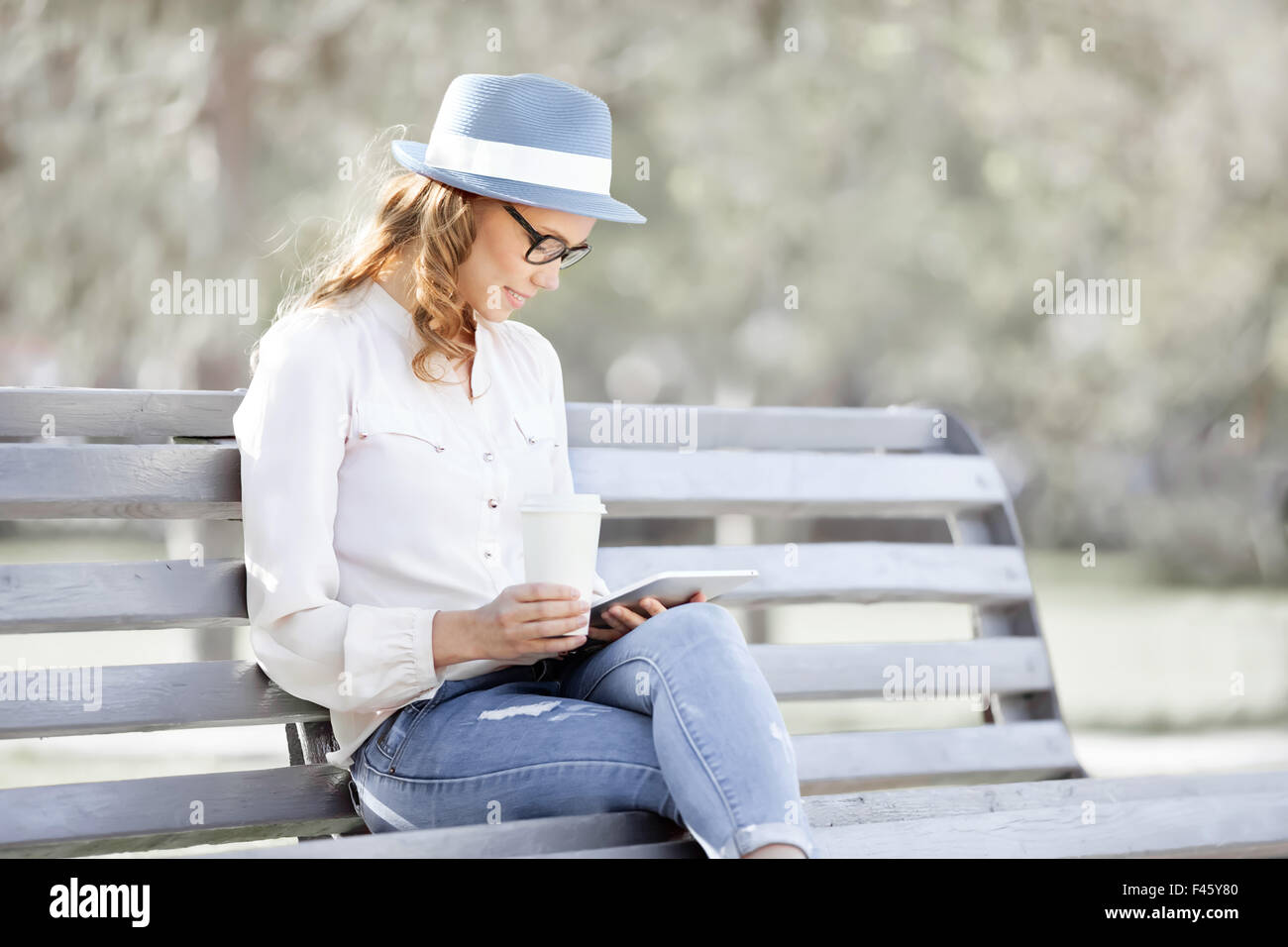 Bench morning hi-res stock photography and images - Alamy