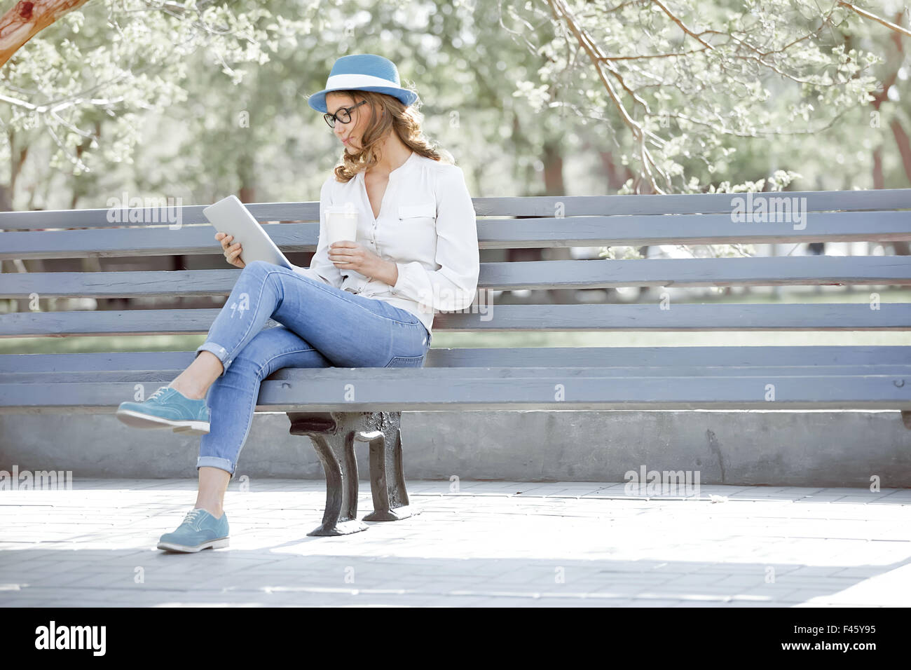 Bench morning hi-res stock photography and images - Alamy