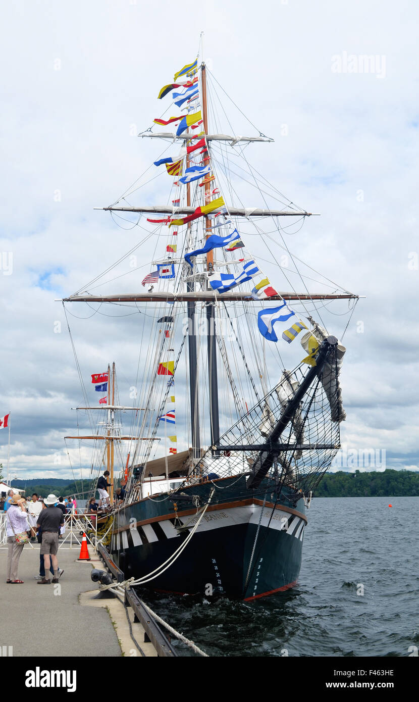 Tall ship flags hi-res stock photography and images - Alamy