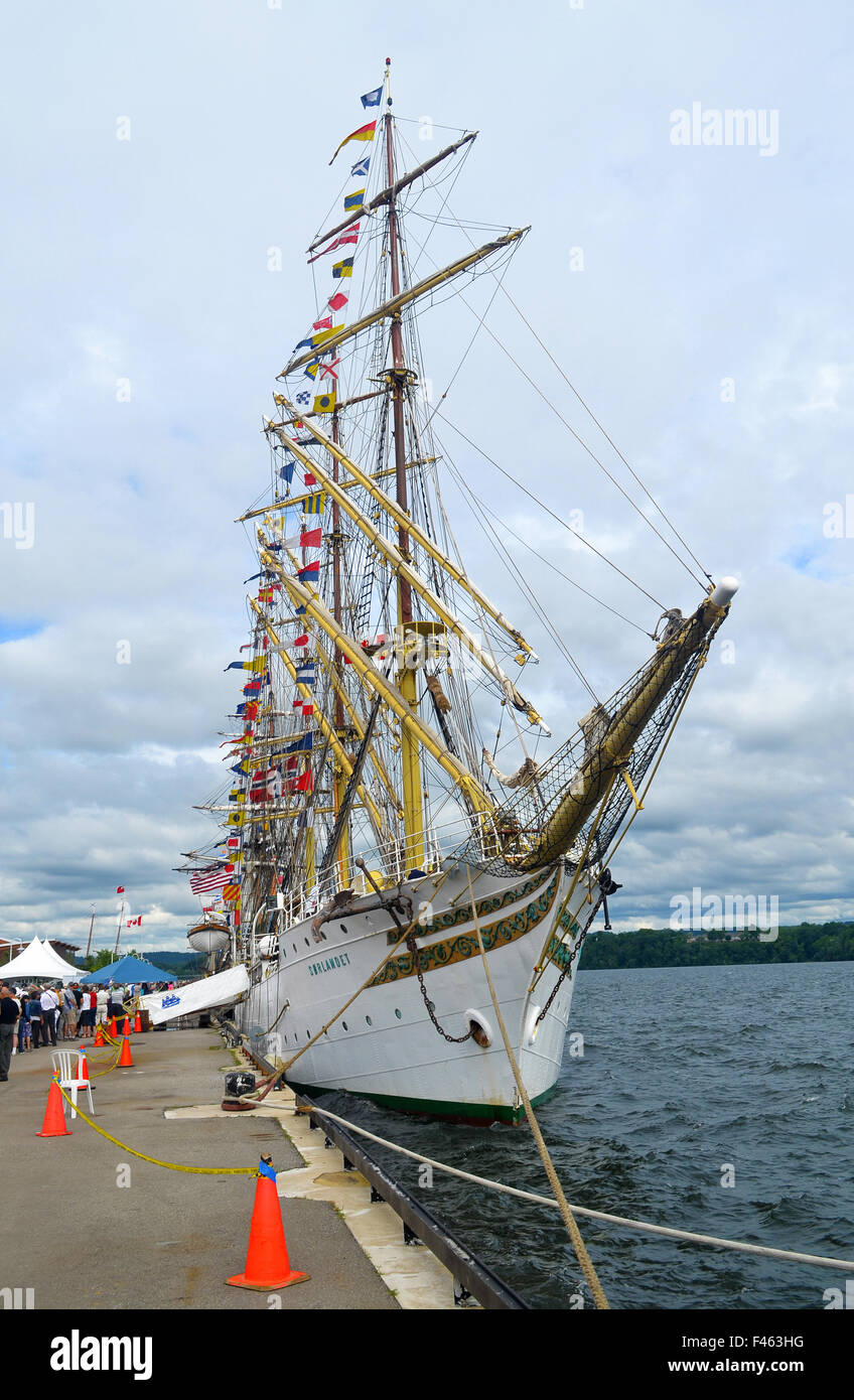 Tall ship flags hi-res stock photography and images - Alamy