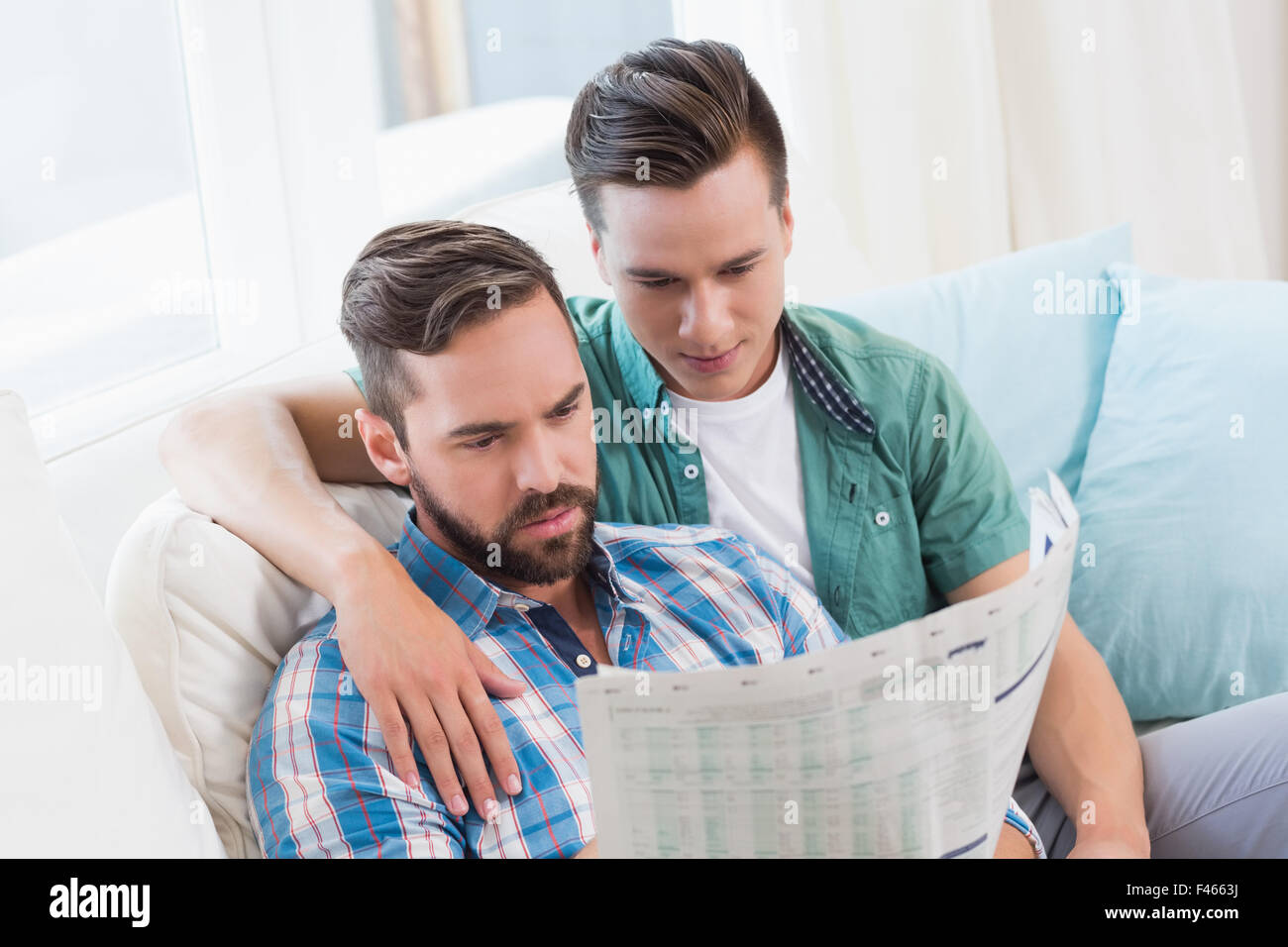 Men reading newspaper hi-res stock photography and images - Alamy