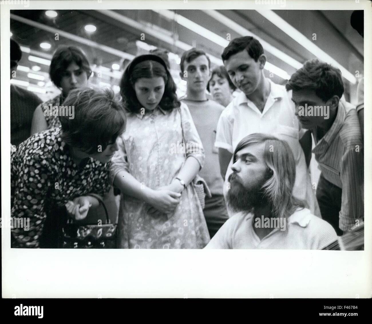 Jan. 10, 1975 - Israel: Tel Aviv Folk Singer in the street © Keystone ...
