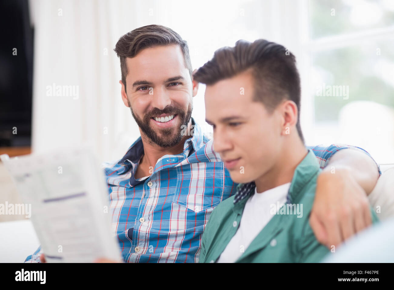 Men reading hi-res stock photography and images - Alamy