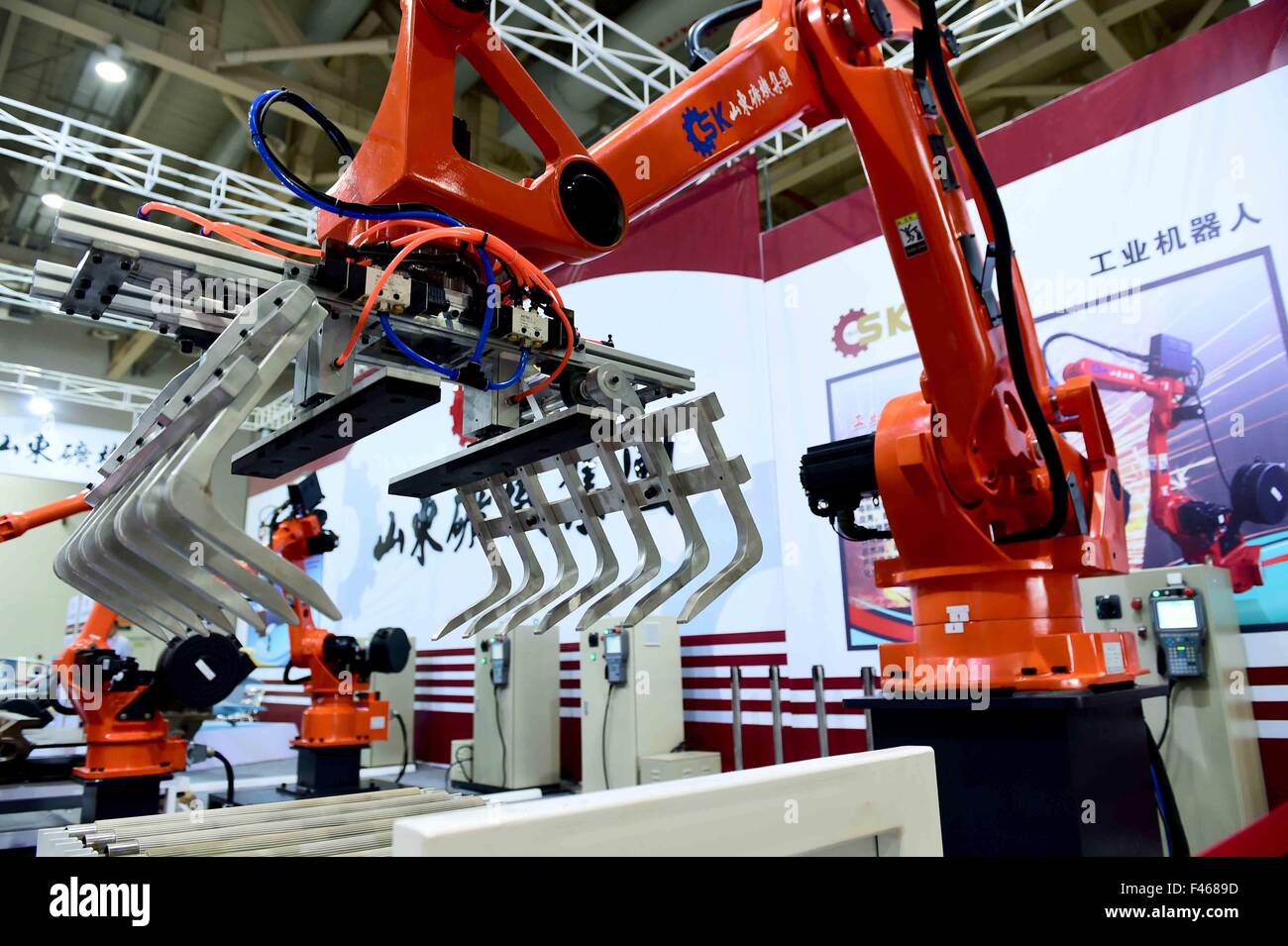 Jinan, China's Shandong Province. 15th Oct, 2015. Industrial robots are ...