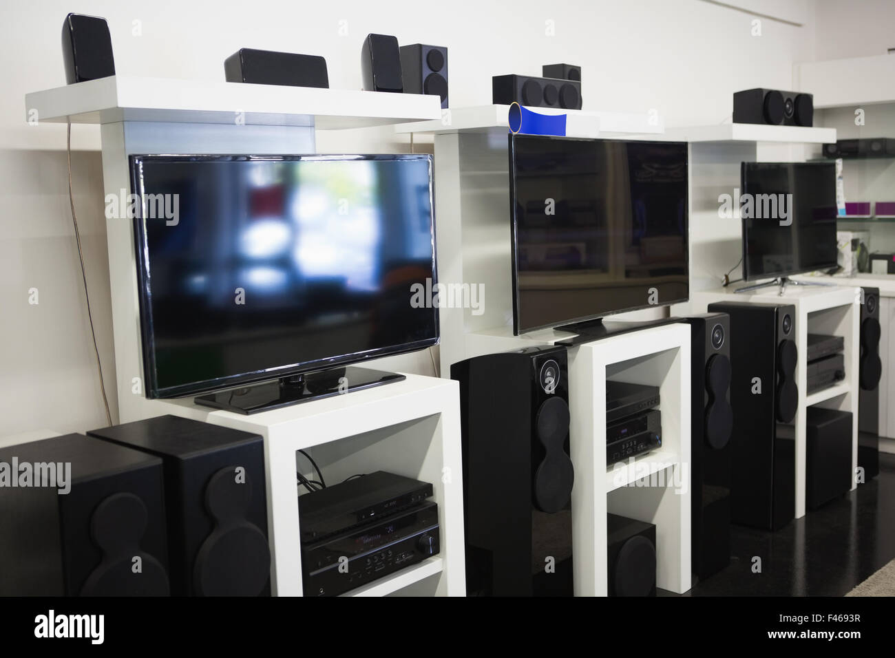 Tv on display hi-res stock photography and images - Alamy