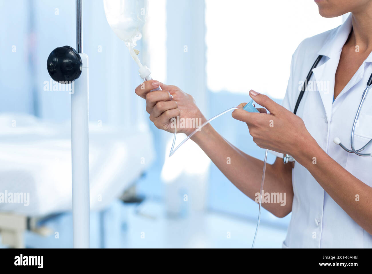 Nurse connecting an intravenous drip Stock Photo - Alamy