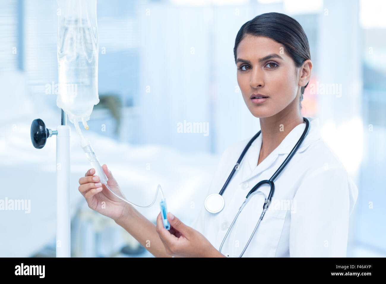 Nurse connecting an intravenous drip Stock Photo - Alamy