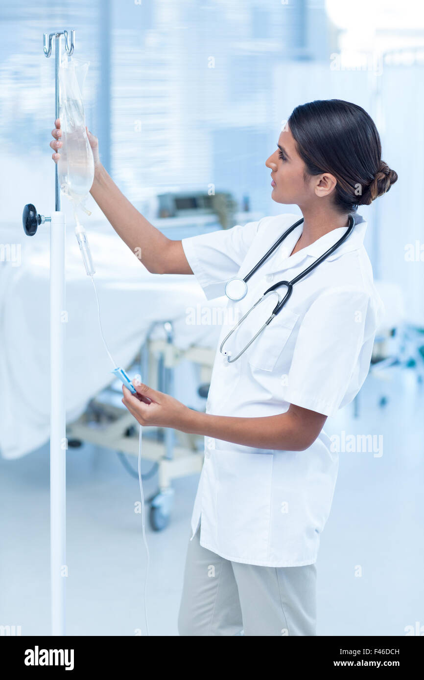 Nurse connecting an intravenous drip Stock Photo - Alamy