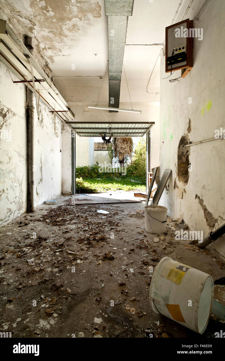 Debris nobody empty desolate hi-res stock photography and images - Alamy