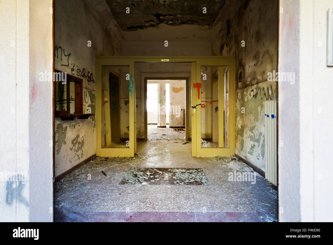 Old scary school building hi-res stock photography and images - Alamy