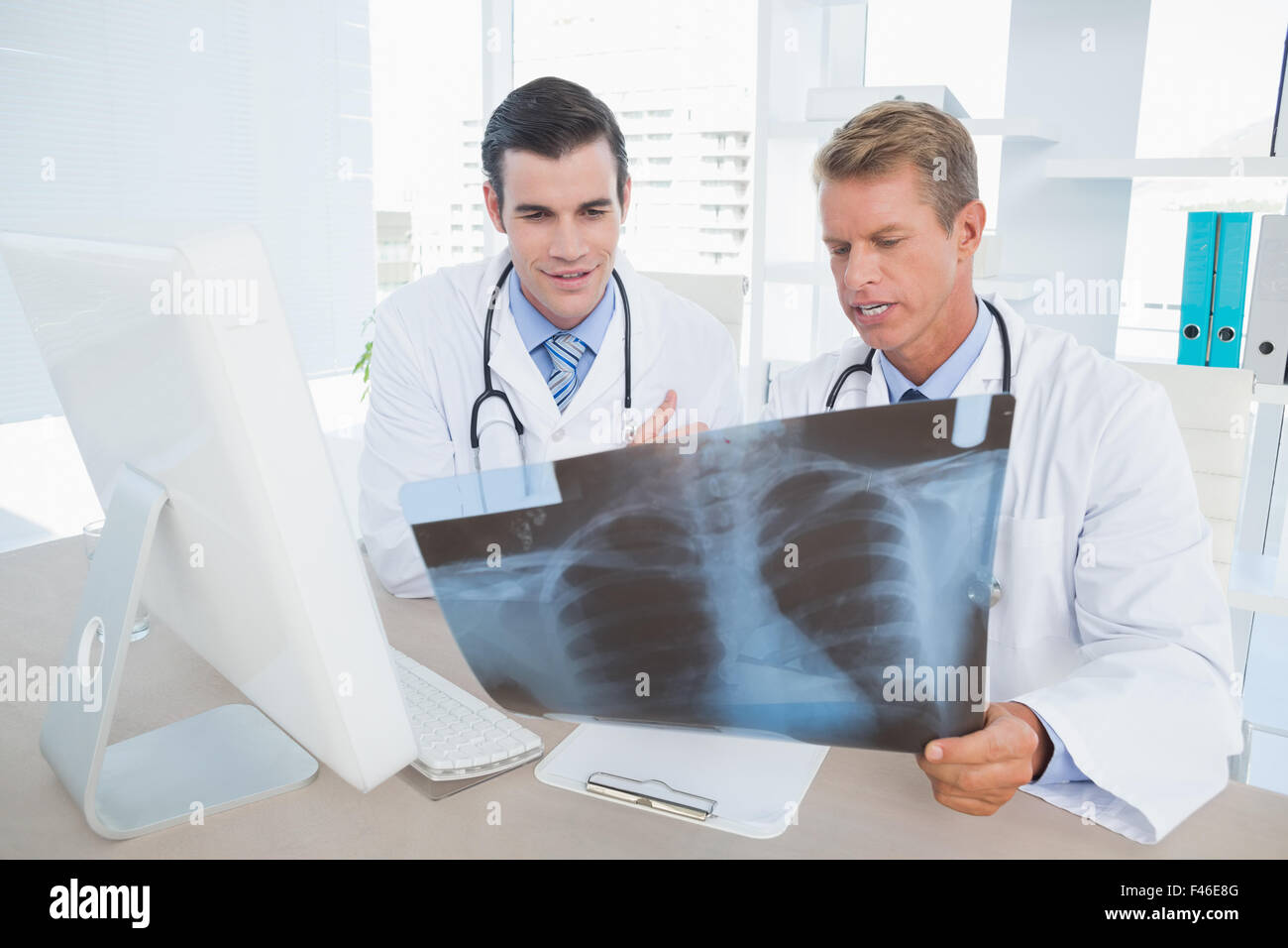 Doctors examining xray scan hi-res stock photography and images - Alamy