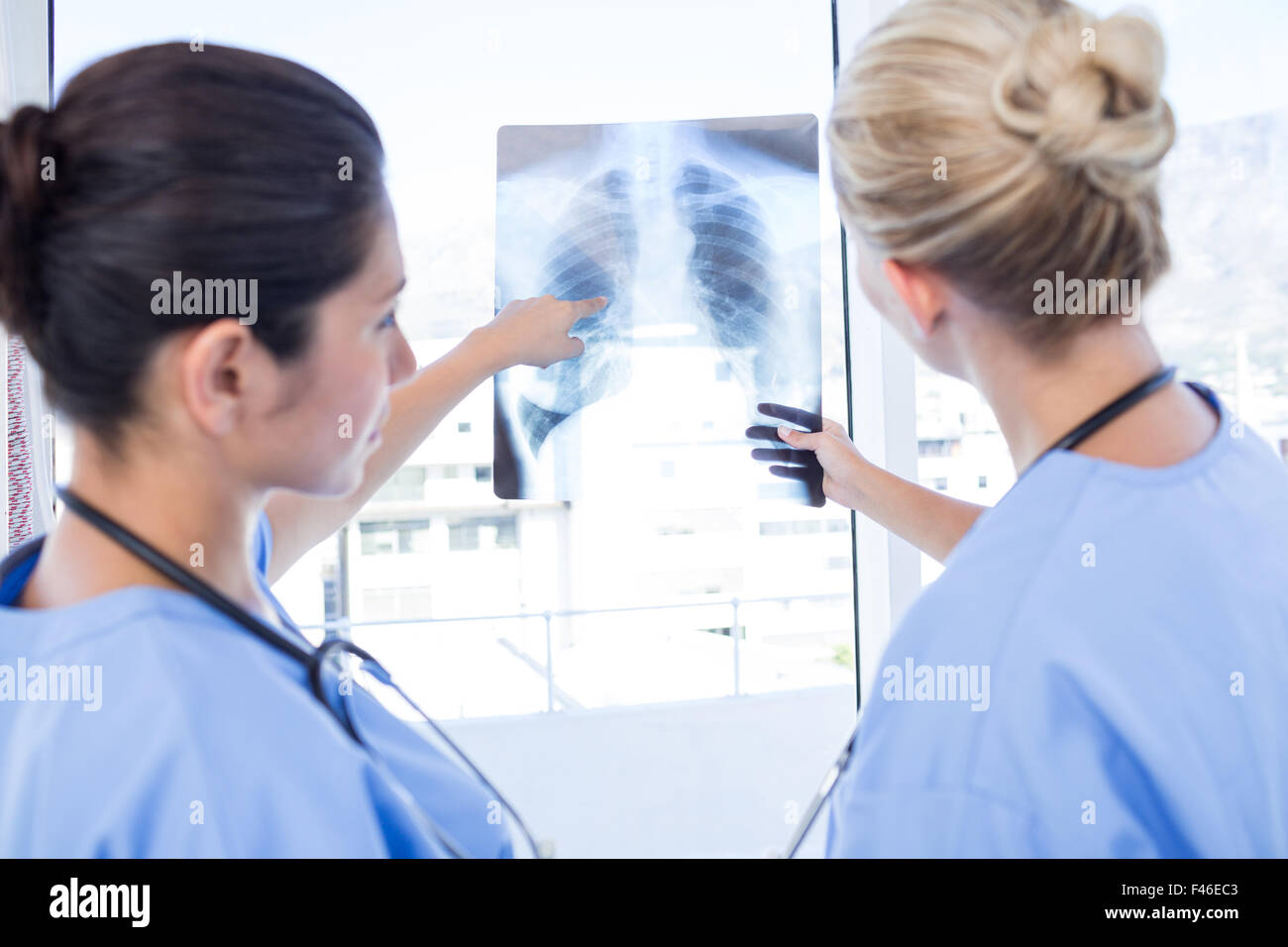 Doctors looking at Xray Stock Photo - Alamy