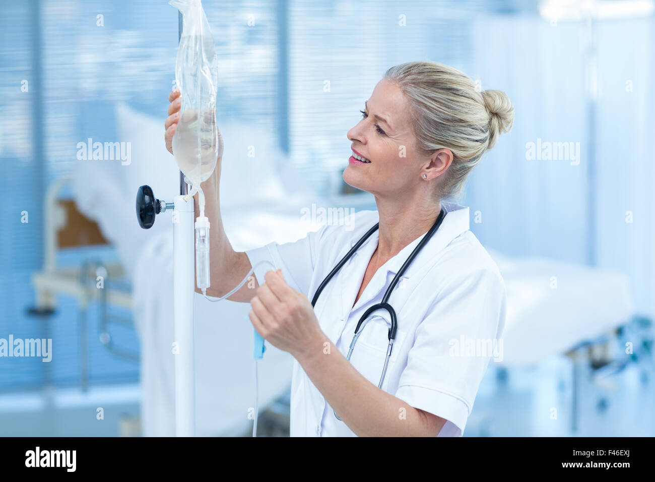 Nurse connecting an intravenous drip Stock Photo - Alamy