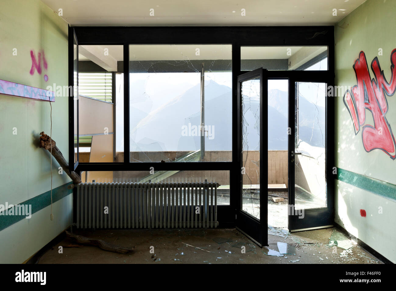 abandoned building, office destroyed Stock Photo - Alamy