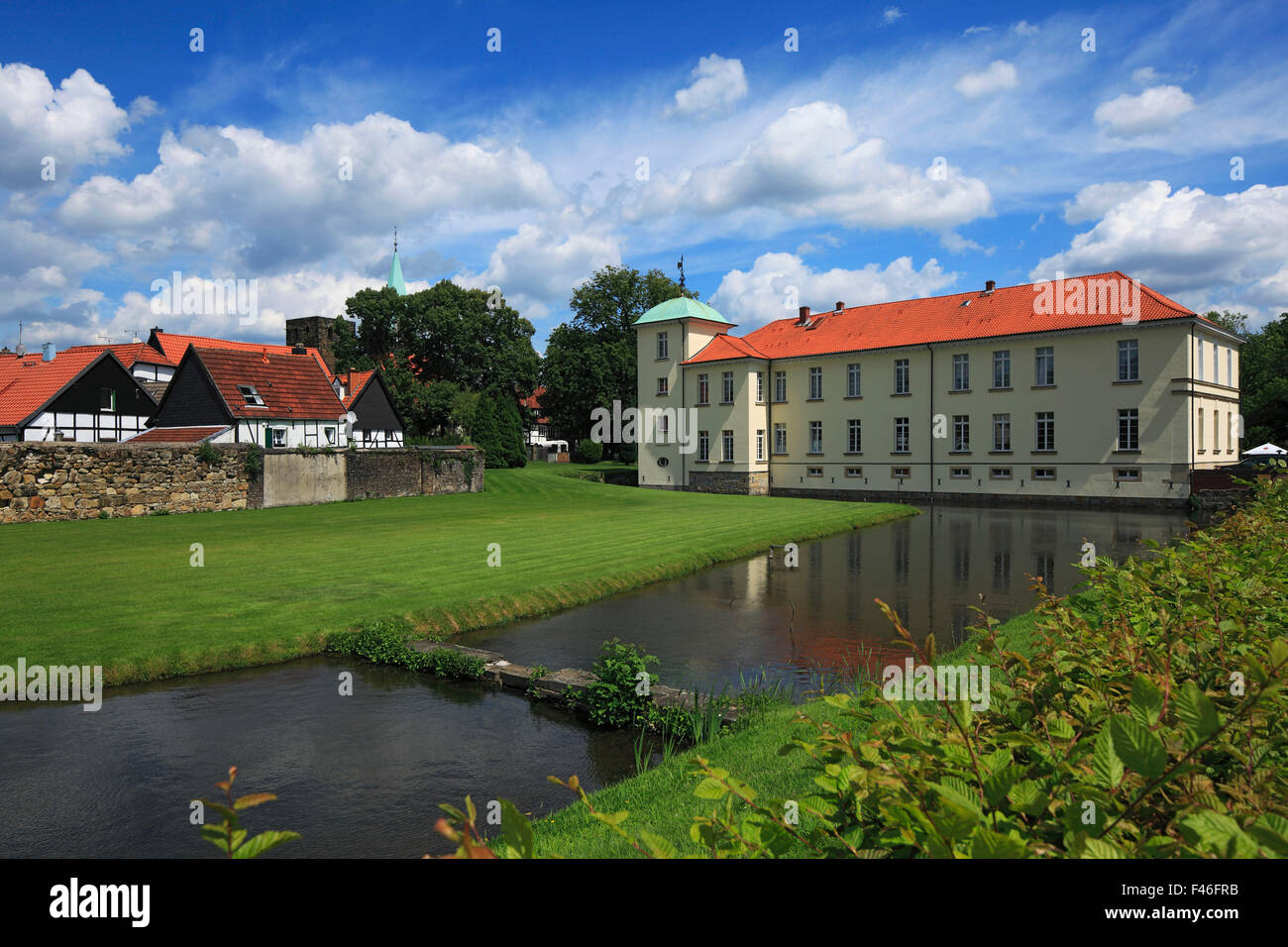Altes Dorf Westerholt mit Stadtmauer und Wasserschloss in Herten ...