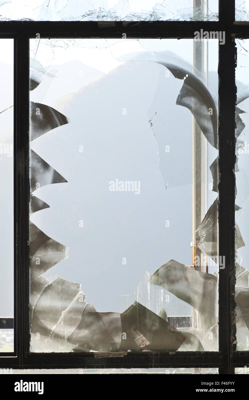 Broken empty window building hi-res stock photography and images - Alamy