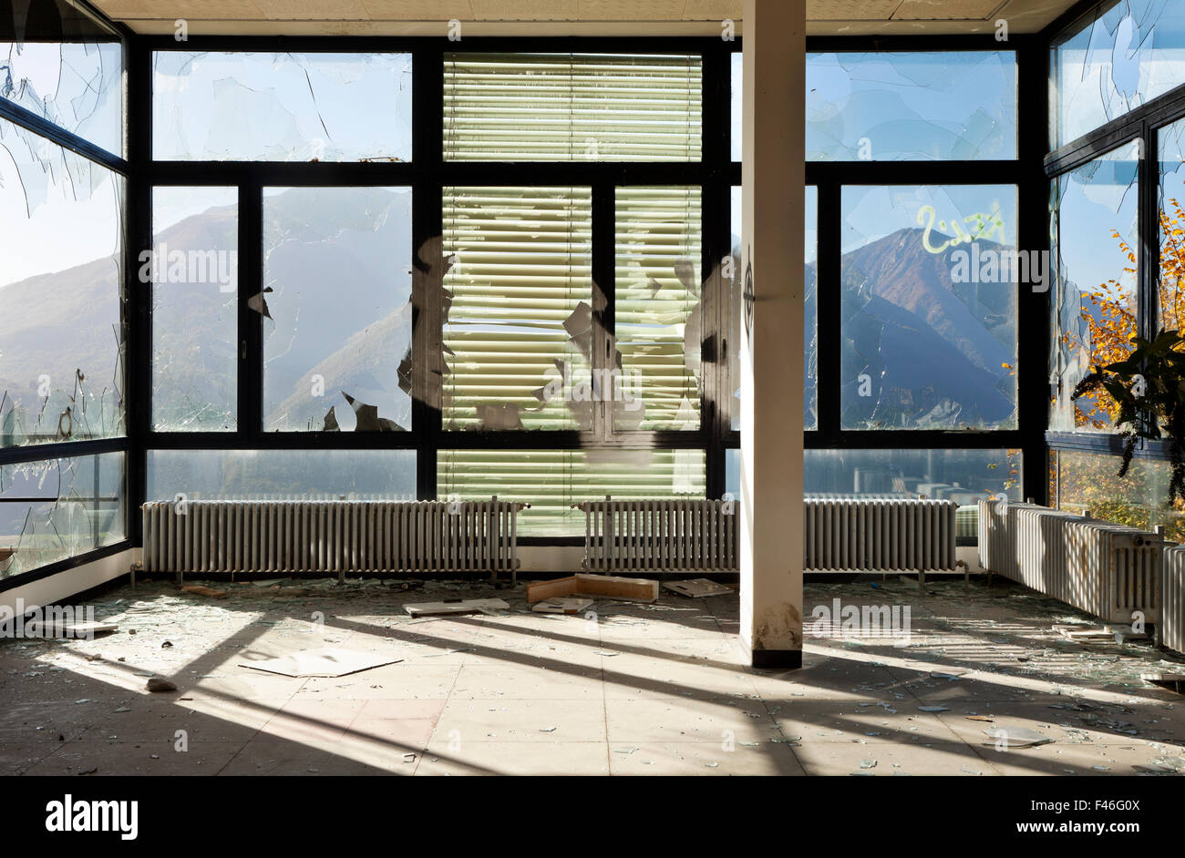 abandoned building, empty room with window Stock Photo - Alamy