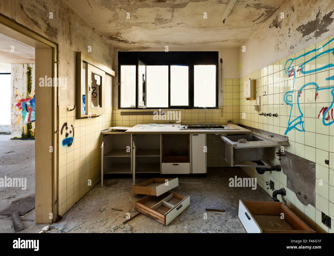old kitchen destroyed, interior abandoned house Stock Photo - Alamy