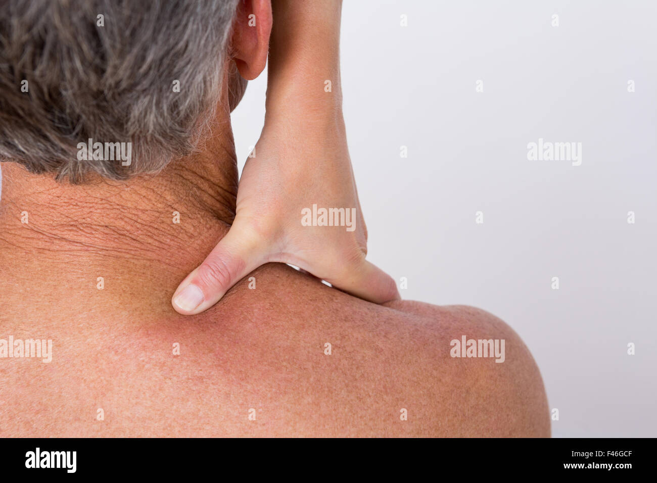 Doctor examining her patient shoulder Stock Photo - Alamy