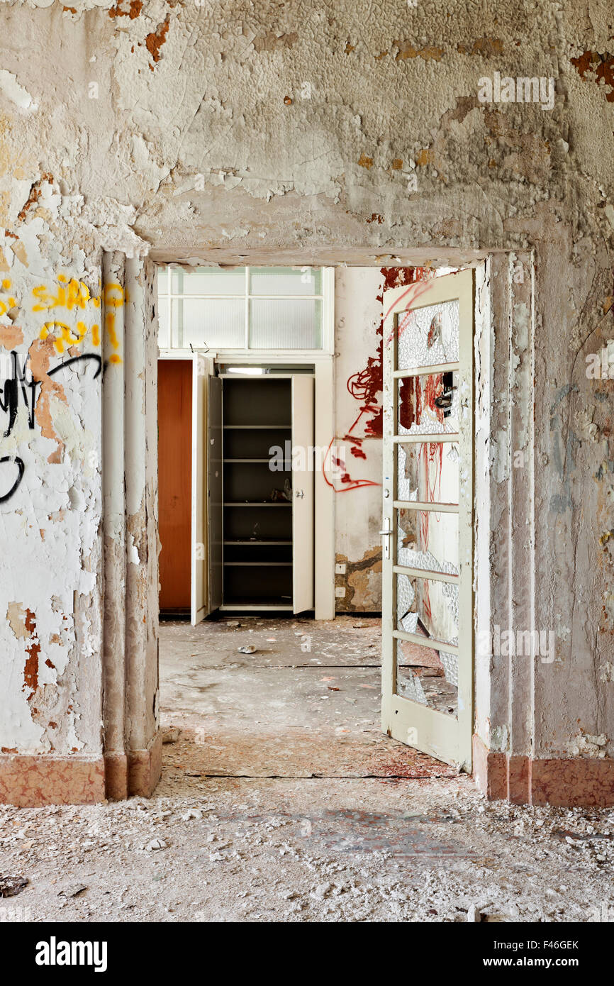 abandoned building, door broken Stock Photo - Alamy