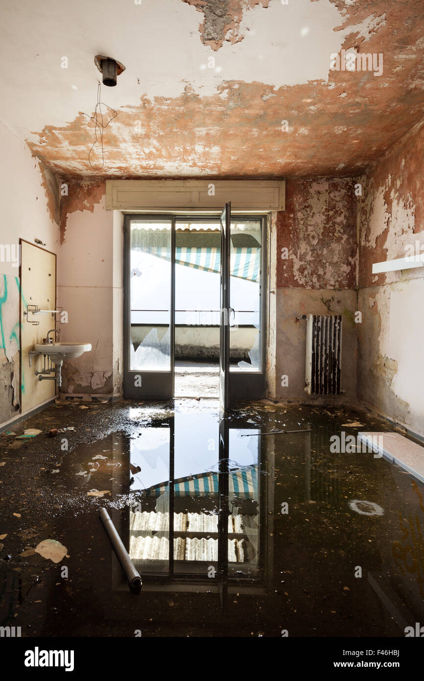 abandoned building, empty room with window Stock Photo - Alamy