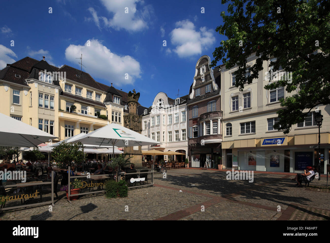 Buergerhaeuser und Strassencafes am Altmarkt in Moers, Niederrhein ...