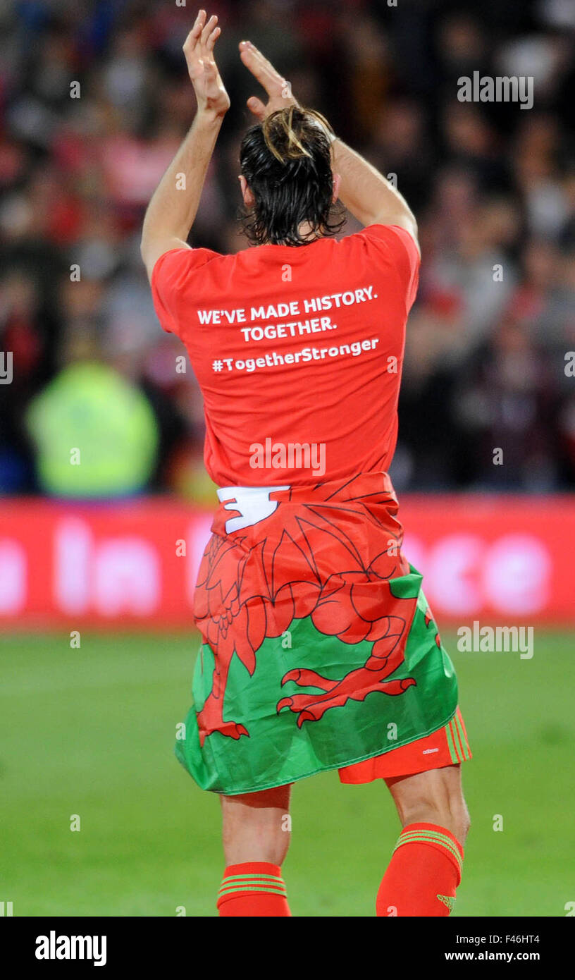 Wrapped in welsh flag hi-res stock photography and images - Alamy